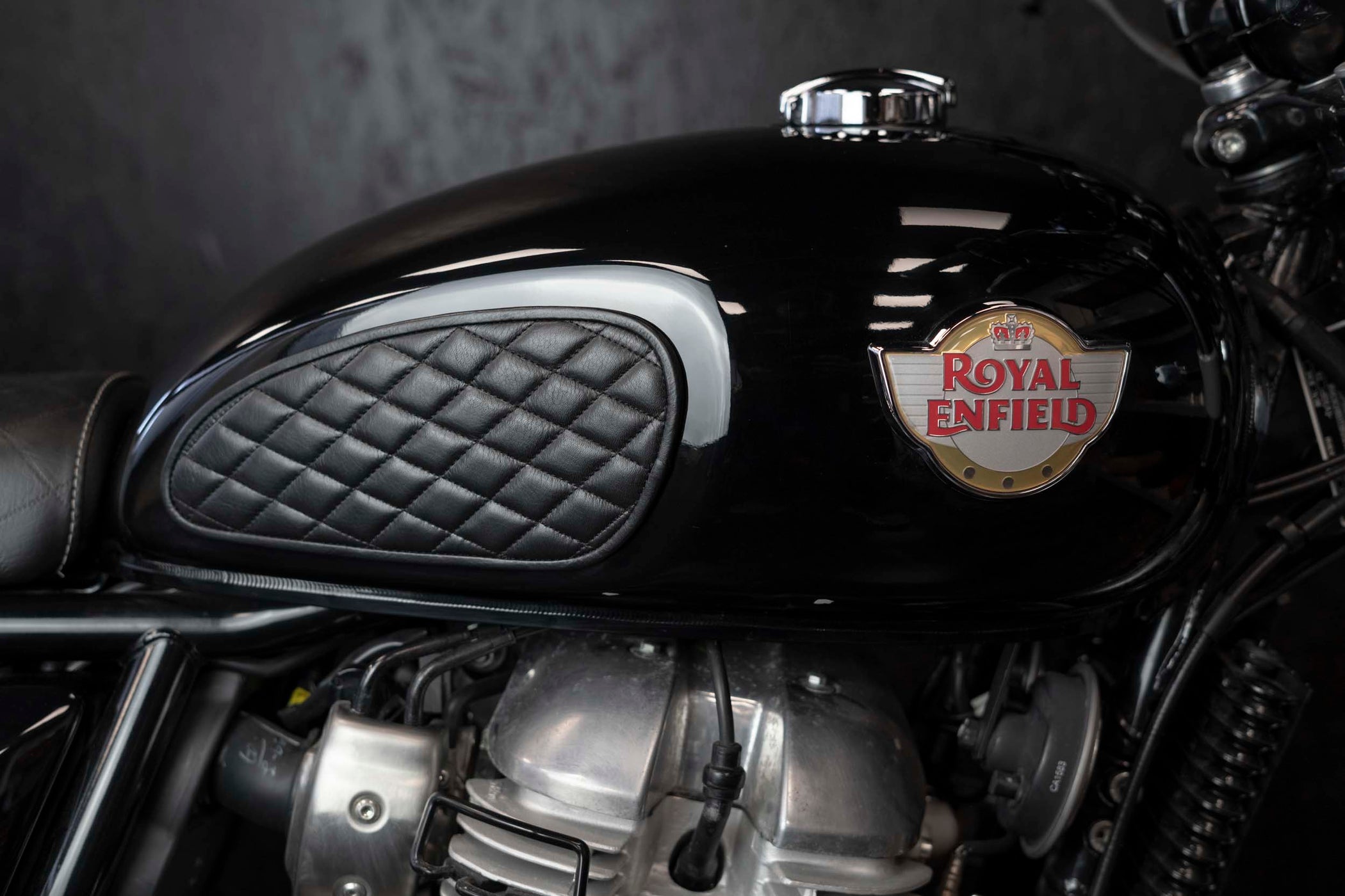 Patch de Réservoir Cuir Noir Royal Enfield Interceptor — frenchmotoshop