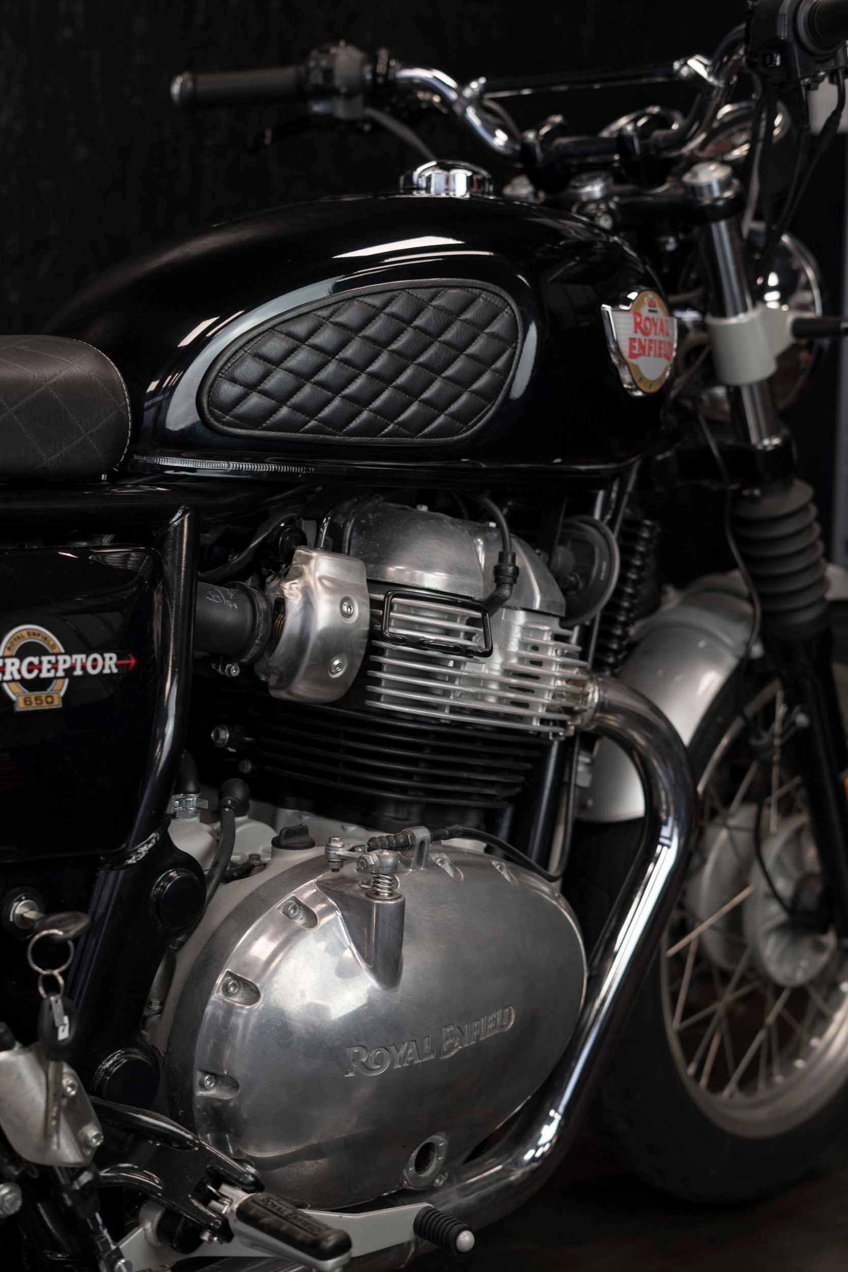 Patch de Réservoir Cuir Noir Royal Enfield Interceptor — frenchmotoshop
